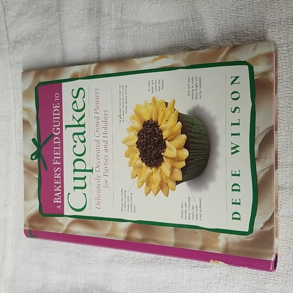Other | A Bakers Field Guide To Cupcakes Dede Wilson Hardcover And ...